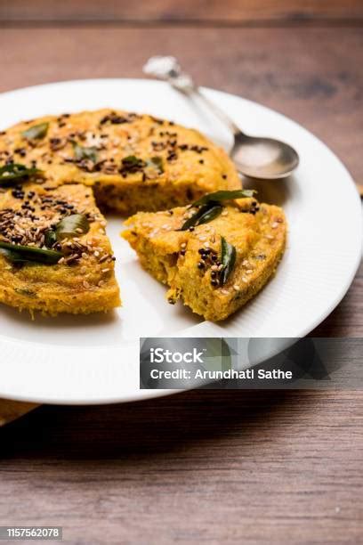 핸드보 핸드와는 인도 구자라트에서 유래한 야채 케이크입니다 선택적 초점 건강한 생활방식에 대한 스톡 사진 및 기타 이미지 건강한 생활방식 깨 노랑 Istock