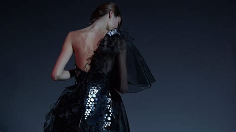 Cute Circuit Creates Graphene Dress That Flashes In Time With Wearers Heartbeat