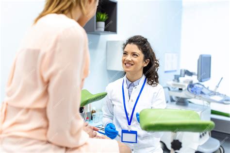 Free Photo Gynecologist Talking With Young Female Patient During