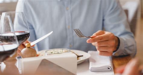 포크와 나이프를 들고 있는 남성 손의 클로즈업 신사는 와인 한 잔과 함께 테이블에 앉아 있다 사진 Unsplash의 포크 이미지