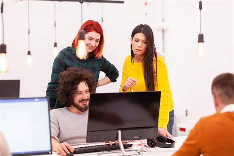 현대적인 사무실 공간에서 데스크톱 컴퓨터에서 작업하는 다민족 동료 그룹입니다 18 19세에 대한 스톡 사진 및 기타 이미지 18 19세 20 24세 25 29세