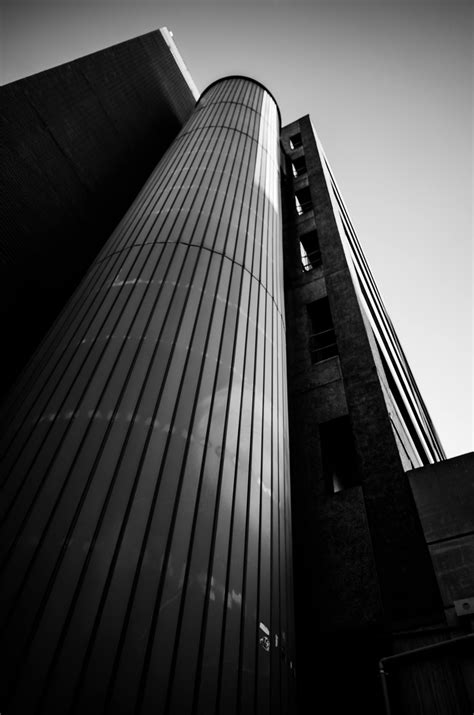 건물 외장 건설 건축 건축 라인 건축 세부 검은색 구조적 형태 그리드 패턴 기업 아키텍처 기하학적 설계 대도시 도시 도시 경관 도시 계획 도시 풍경