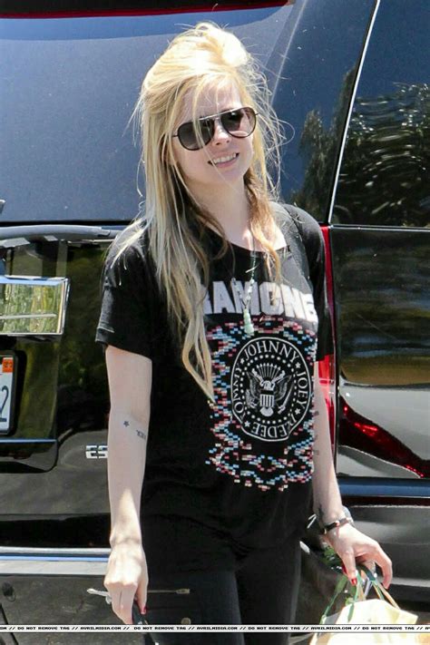 Avril Lavigne Style Avril Lavigne Photos Cosmo Girl Sarah Shahi Kellan Lutz Elizabeth