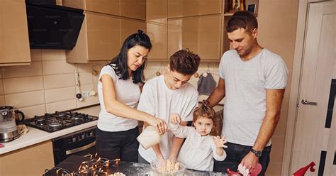 행복한 가족은 부엌에서 즐거운 시간을 보내고 음식을 준비합니다 사진 Unsplash의 기쁨 이미지