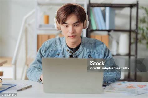 행복 쾌활 한 창조적 인 남성 남자 음악을 듣는 동안 디자인 새로운 프로젝트 집 디자인 현대 사무실 인테리어 건축가 인테리어