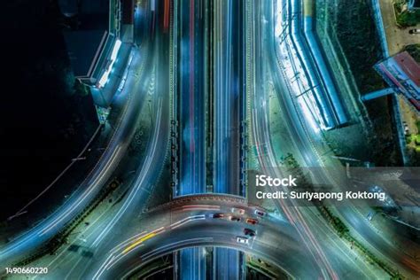 고속도로 평면도 도로 교통은 중요한 인프라 드론 공중보기는 원형으로 비행 교통 교통 대중 교통 또는 통근 도시 생활 개념의 경제 및 에너지 교통 0명에 대한 스톡 사진 및