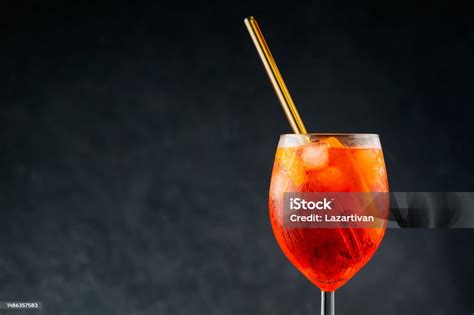 어두운 배경에 Aperol Spritz 칵테일 한 잔 친환경 유리 빨대를 사용한 칵테일 Aperol Spritz 복사 공간 0명에 대한 스톡 사진 및 기타 이미지 Istock