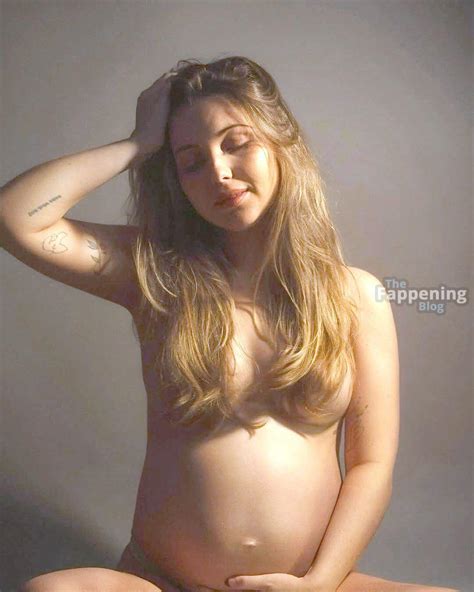Pregnant Sammi Hanratty Poses Naked In A New Shoot 6 Photos