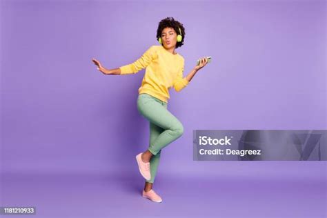 전체 길이 몸 크기보기 의 좋은 매력적인 꿈꾸는 펑키 펑키 재미 쾌활한 물결 모양의 머리 소녀 듣는 영혼 춤을 재미 를 통해 고립 된 보라색 라일락 파스텔 색상 배경 Mp3