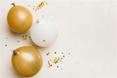 둥근 모양과 색종이의 빠른 공기 풍선 여러 가지 빛깔의 상단 보기배경을 가진 배경 생일 파티 배경 금색에 대한 스톡 사진 및 기타 이미지 Istock