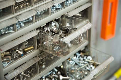 플라스틱 케이스의 작은 서랍은 다양한 품목을 들고 있습니다 0명에 대한 스톡 사진 및 기타 이미지 0명 Diy 강철 Istock