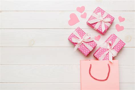 선물 상자는 컬러 배경에 종이 봉지 상위 뷰에서 튀어 나옵니다 가방 포장 수제 상자가 떨어지면 휴일 쇼핑 판매 할인의 개념입니다 평면도 플랫 레이 0명에 대한 스톡 사진 및