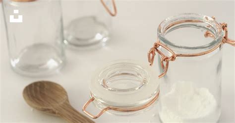 갈색 나무 주걱 근처의 열린 유리 항아리 사진 Unsplash의 무료 음식 이미지