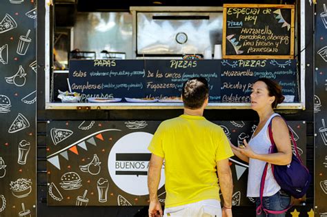 여자는 남자와 음식 박람회에서 피자 트럭에 그녀의 순서 결정 거리에 대한 스톡 사진 및 기타 이미지 거리 건강에 좋지 않은 음식 검은색 Istock