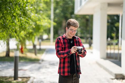 화창한 날에 도시에서 복고풍 카메라로 사진을 찍는 젊은 남자 사진작가에 대한 스톡 사진 및 기타 이미지 사진작가 25 29세 가을 Istock