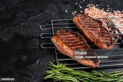 바베큐 그릴 모자 엉덩이 또는 최고 등심 쇠고기 스테이크 그릴에 튀긴 고기 검은 색 배경 맨 위 보기입니다 복사 공간 등심 스테이크에 대한 스톡 사진 및 기타 이미지