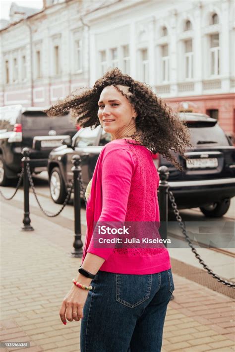 여름 힙스터 옷을 입고 아프로 컬 헤어 스타일과 아름다운 미소 모델의 초상화 거리에 대한 스톡 사진 및 기타 이미지 거리 귀여운 길거리 스타일 Istock