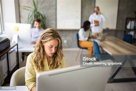 현대 의 열린 공간 작업장에서 일하는 동안 컴퓨터를 사용하는 사업가 사무실에 대한 스톡 사진 및 기타 이미지 사무실 기업 비즈니스 20 24세 Istock