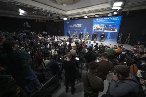 Президент України Володимир Зеленський 25 лютого дав пресконференцію у межах форуму «Україна