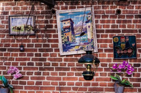 무료 이미지 지저분한 포도 수확 꽃 창문 집 빨간 색깔 벽돌 낙서 그림 거리 미술 생활 벽화 스타일 장식물 도시 지역 4451x2948