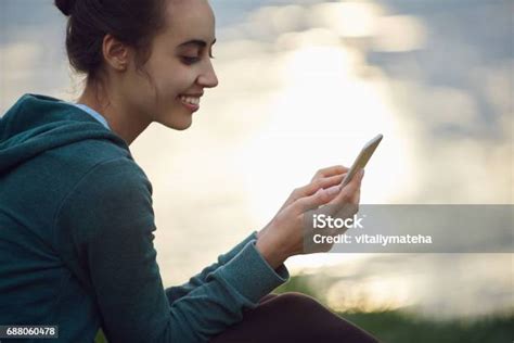 호수 또는 바다의 해 안에 스포츠에 아름 다운 행복 한 여자의 초상화 갈색 머리에 대한 스톡 사진 및 기타 이미지 갈색 머리 귀여운 낮 Istock