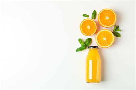 오렌지 주스와 흰색 바탕에 주황색 민트 텍스트 공간을 가진 평평한 누워 조성 감귤 류 음료 및 과일 0명에 대한 스톡 사진 및 기타 이미지 Istock