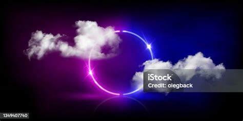 어두운 하늘 추상적 인 밤 배경에 부드러운 구름 사이에 빛나는 네온 빛 원 프레임 구름에 대한 스톡 벡터 아트 및 기타 이미지 구름 레이저 3차원 형태 Istock