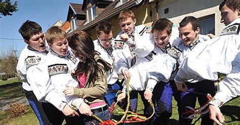 체코의 부활절 의례 축복속에 채찍으로 여자 엉덩이를 때릴 수 있는 기회를 준다