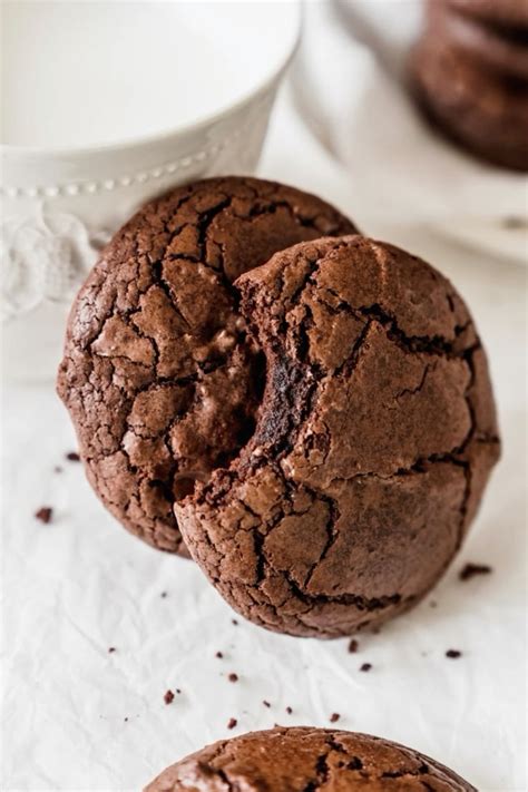 Влажное шоколадное печенье с трещинками