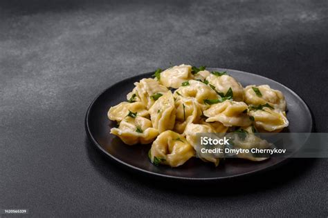 칠면조 고기와 향신료와 허브가 들어간 맛있는 신선한 만두 0명에 대한 스톡 사진 및 기타 이미지 0명 Jiaozi 건강한