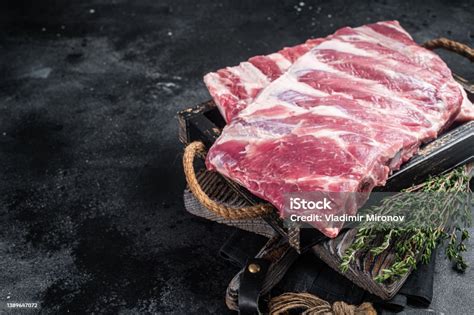 허브와 원시 돼지 고기 예비 갈비의 신선한 랙 검은 색 배경 맨 위 보기입니다 복사 공간 스페어 립에 대한 스톡 사진 및 기타 이미지 Istock