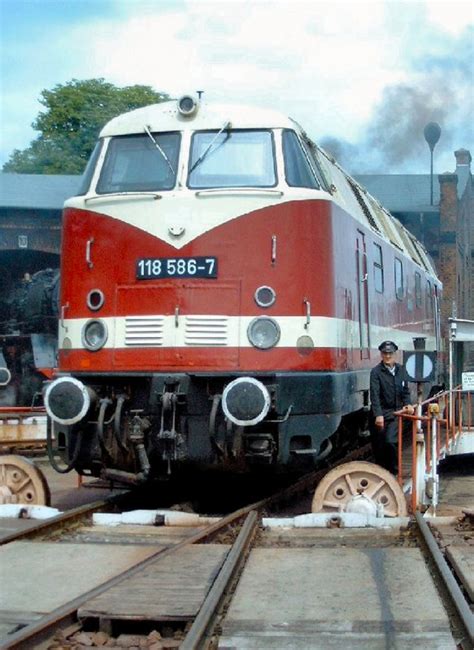 BR 118 (V180) auf der Drehscheibe, Staßfurt 2005 - Bahnbilder.de