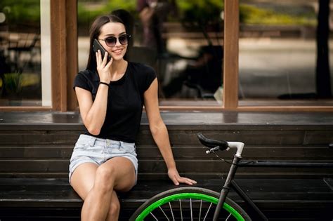 Девушка сидит на скамейке Бесплатно Фото