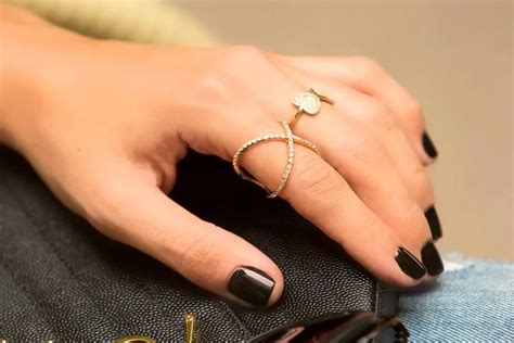 استفاده از انگشتر در انگشت اشاره و وسط چه حکمی دارد؟