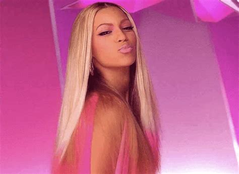 Pin By Kim On Colours Beyonce Beyonce Queen Queen Bee Beyonce