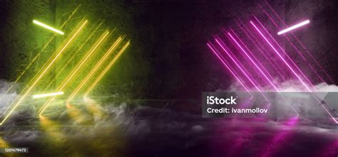 연기 안개 미래 공상 과학 소설 노란색 보라색 팬톤 빛나는 레이저 네온 빔 가상 그래픽 사이버 차고 단계 스튜디오 지하 복도 주차장 쇼케이스 3d 렌더링 0명에 대한 스톡