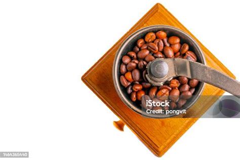 빈티지 커피 분쇄기 오래된 복고풍 핸드 조작 목재 및 금속 커피 분쇄기 커피 콩을 분쇄하기위한 수동 커피 분쇄기 흰색 배경에 격리 0명에 대한 스톡 사진 및 기타 이미지