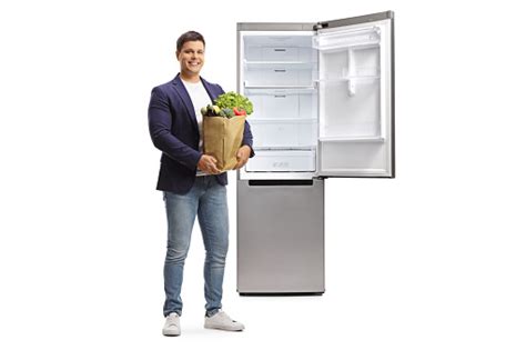 식료품 가방과 냉장고를 가진 젊은 남자의 전체 길이 초상화 30 34세에 대한 스톡 사진 및 기타 이미지 30 34세 건강한 생활방식 건강한 식생활 Istock