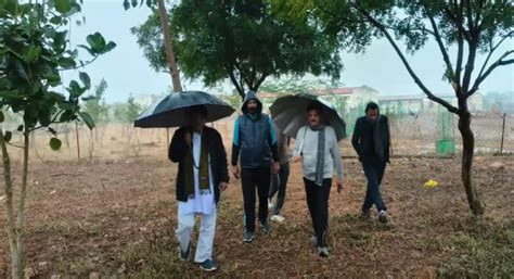 ठंड और बारिश के बीच अचानक डिप्टी सीएम राजेंद्र शुक्ल निरीक्षण के लिए पहुंचे बसामन मामा गौवंश