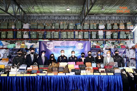 รูปภาพประกอบข่าว Dsi ค้นโกดังสินค้าละเมิดลิขสิทธิ์ จำนวนกว่า 3 แสนชิ้น