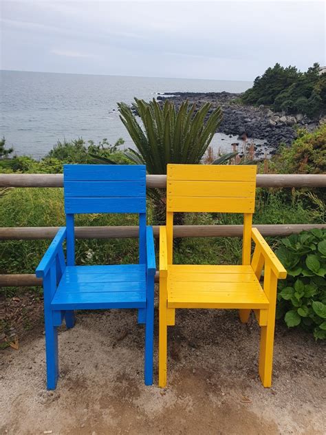 해변길에 있는 의자