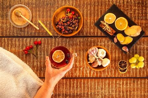 나무 배경에 허브 차 한 잔 전통 의학 독감 개념 감기와 독감에 대 한 로즈힙 차 인플루엔자 치료 독감 전염병 가을에 대한 스톡