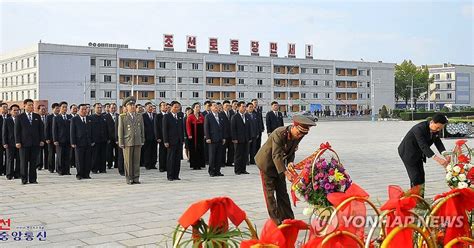 북한 당창건 79주년 맞아 김일성·김정일 동상에 헌화