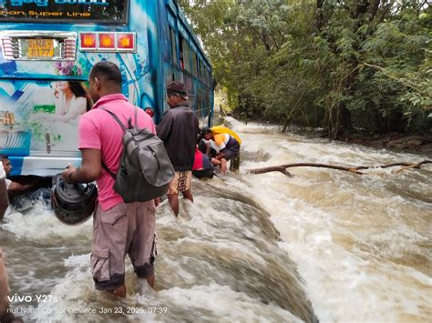 මහකනදරාවේ සහන සැලසීමට නාවික හමුදාවෙන් අඛණ්ඩ මෙහෙයුම් පාසල් සිසුන් රැගත් බසයකුත් බේරාගනී Video