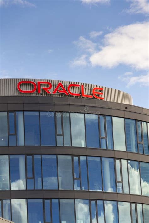 Logotipo Da Empresa De Oracle Nas Matrizes Que Constroem O 18 De Junho De 2016 Em Praga