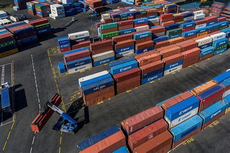 Lokaðist Inni í Flutningagámi í Sex Daga