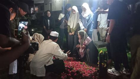 Tangis Keluarga Iringi Kepergian Hamdan Att Kayak Orang Tidur Saja