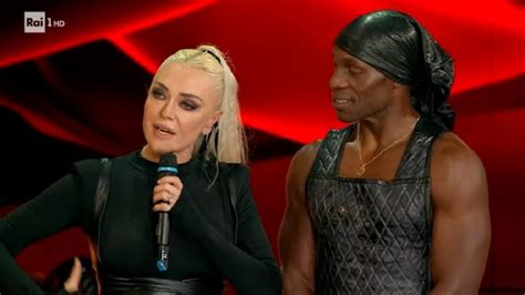 Paola Barale Gelata Da Una Domanda A Bruciapelo Di Carolyn Smith Chi Sei Lanostratv