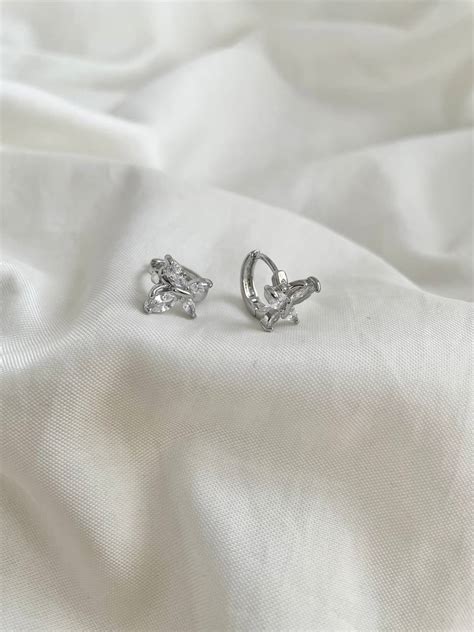 گالری کاکوله گوشواره پروانه نگین دار