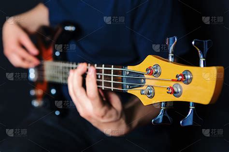 摇滚吉他手练习低音吉他。